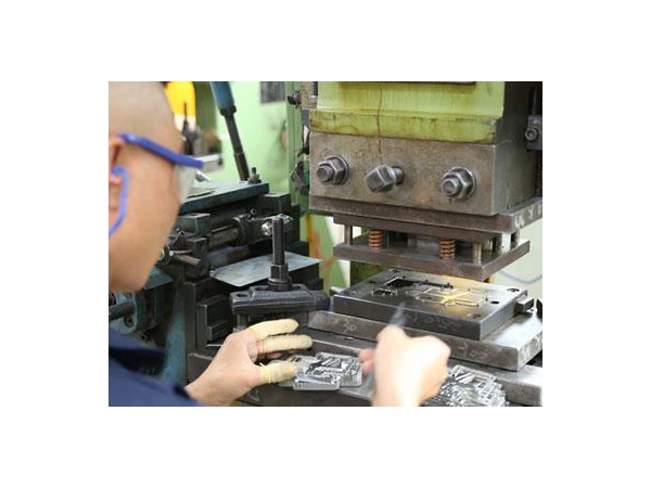 Poinçonnage et Estampage | Travaux de façonnage du métal